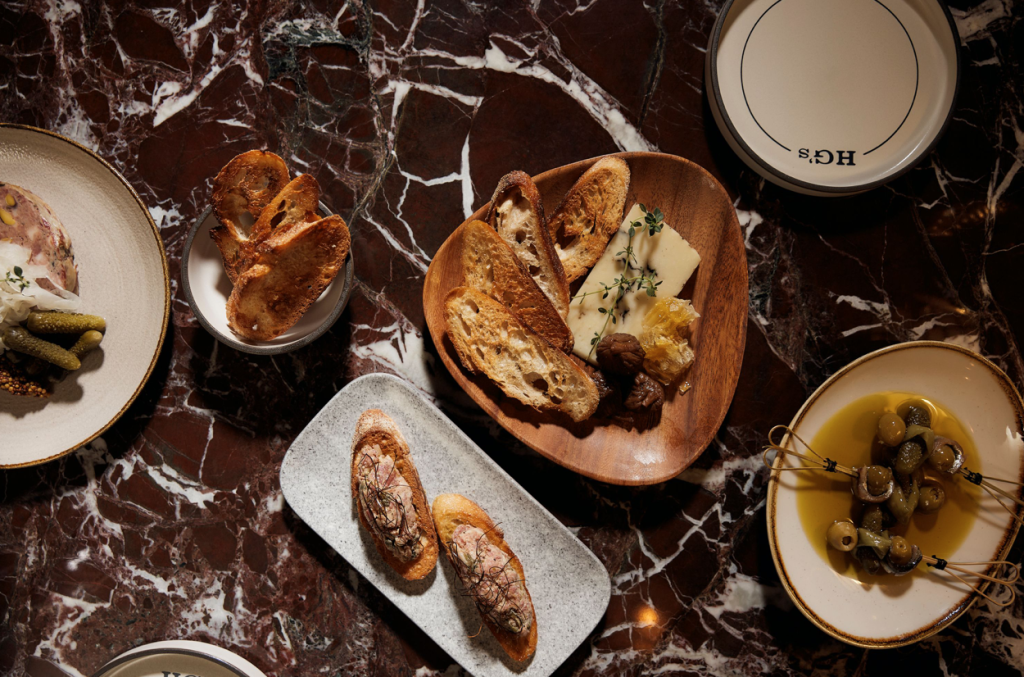 Find Minsky's Piano Man At Henry G's In Manly